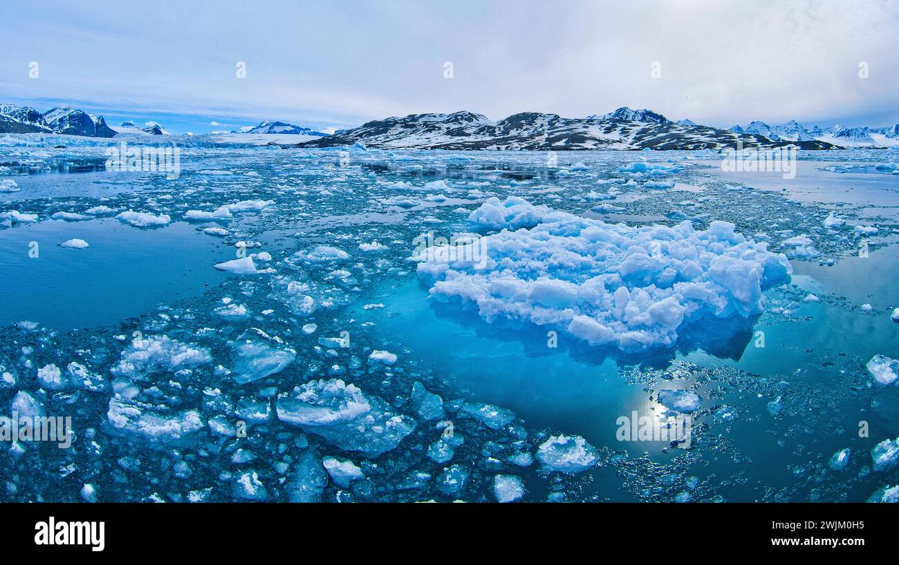 Eisberg, Blaue Eisschollen, schwimmendes Eis, schneebedeckte Berge ...