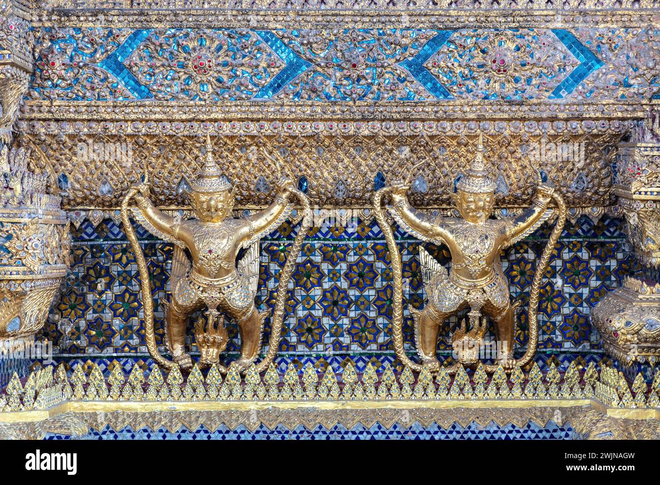 Mythische statuen des buddhistischen tempels in bangkok -Fotos und -Bildmaterial in hoher ...