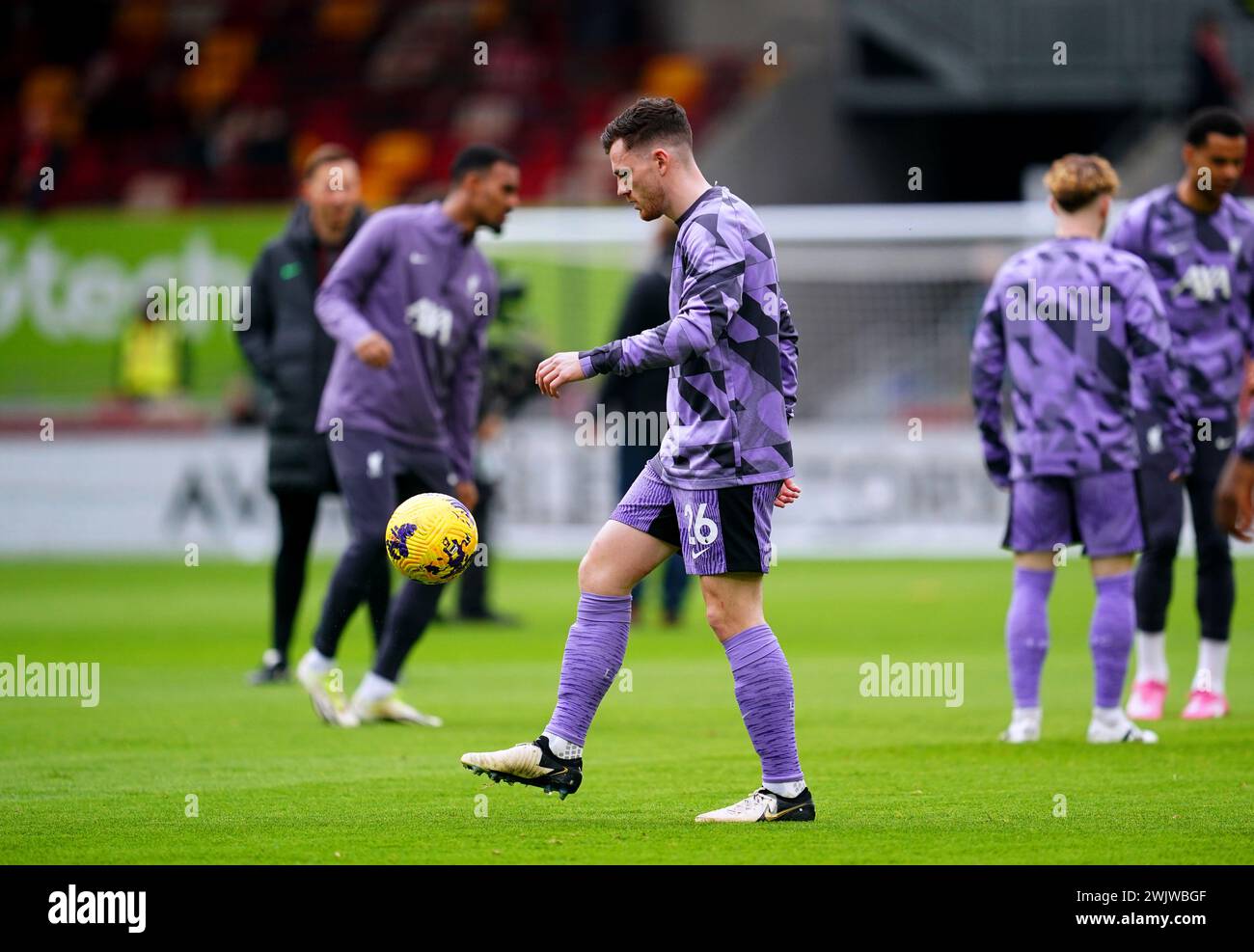Der Liverpool-Spieler Andrew Robertson wärmt sich vor dem Spiel der ...