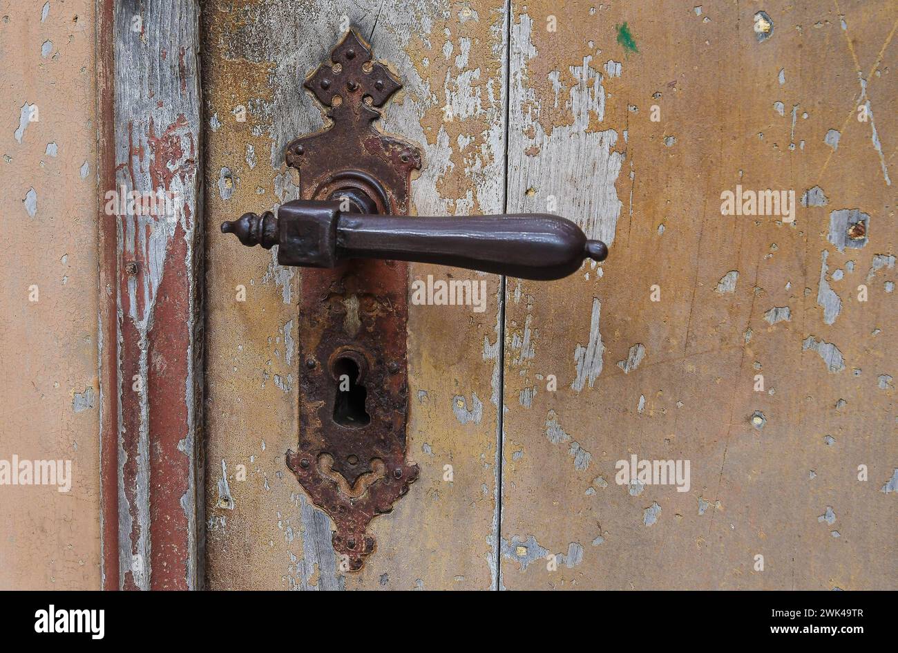 Eiserner Tuergriff und geschmiedeter Schlosskastenan der St.-Marien ...