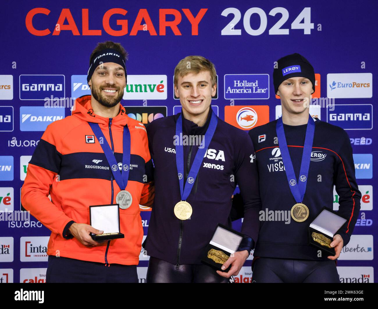 Calgary, Kanada. Februar 2024. Jordan Stolz, Mitte der Vereinigten ...