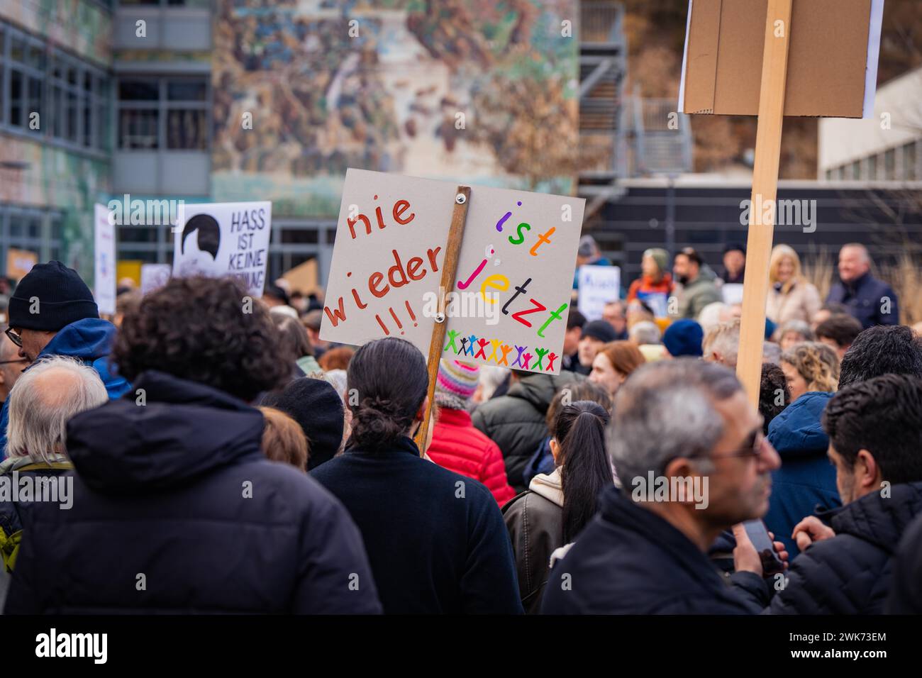 Demonstranten mit Schildern, auf denen sozialkritische Slogans zu lesen ...