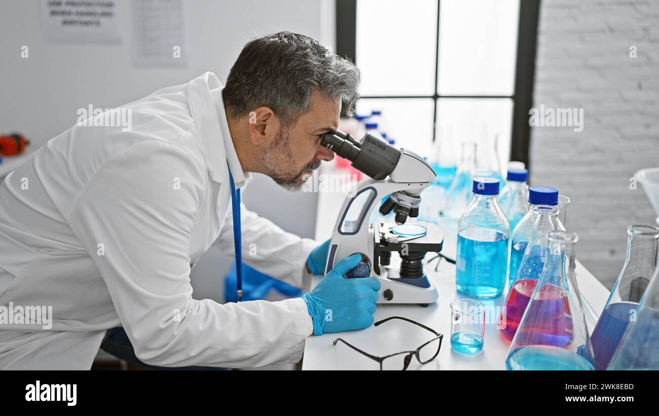 Jung und leidenschaftlich, ein grauhaariger hispanischer Mann ...