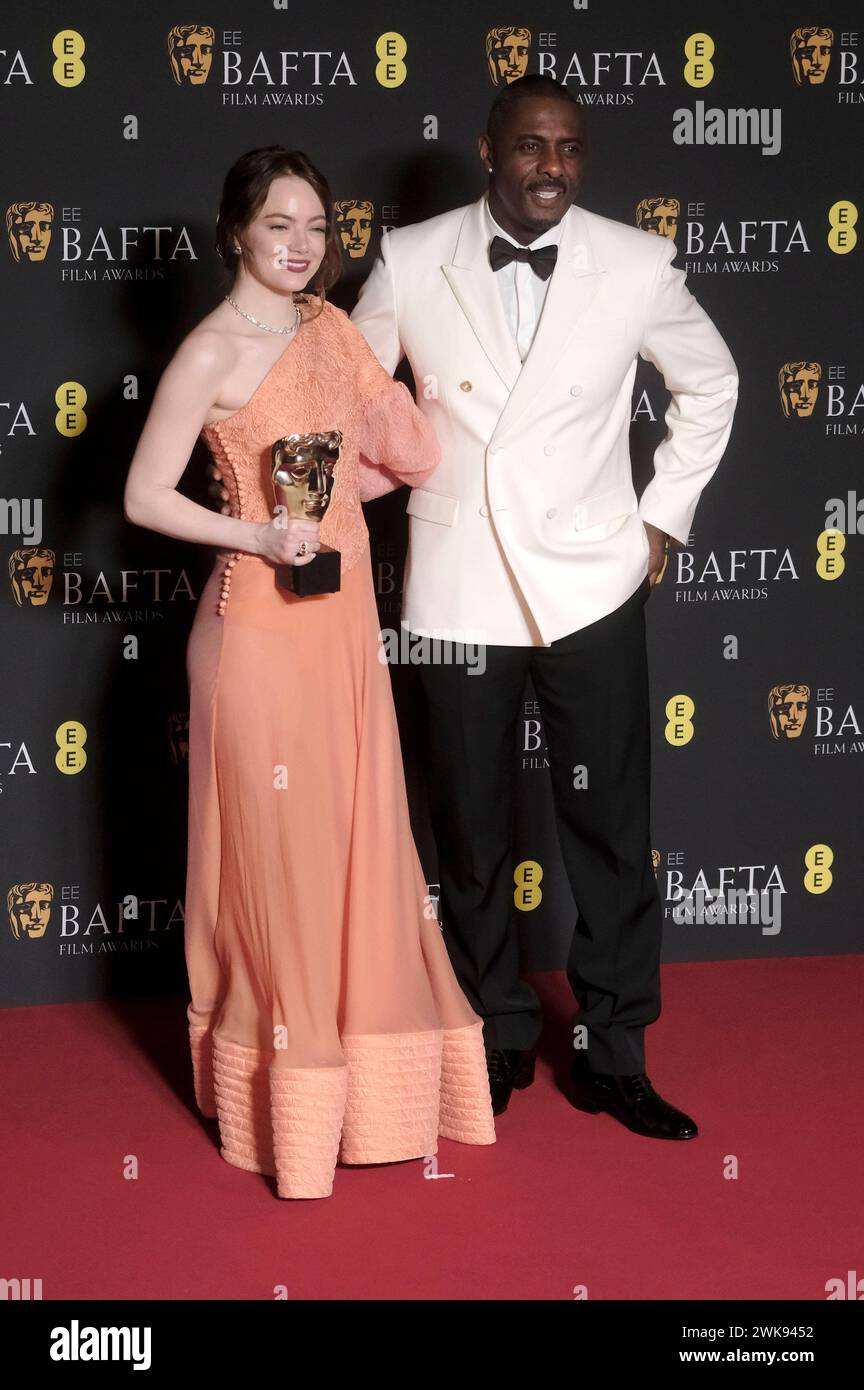 Emma Stone mit dem Preis für die beste Hauptdarstellerin in Poor Things ...