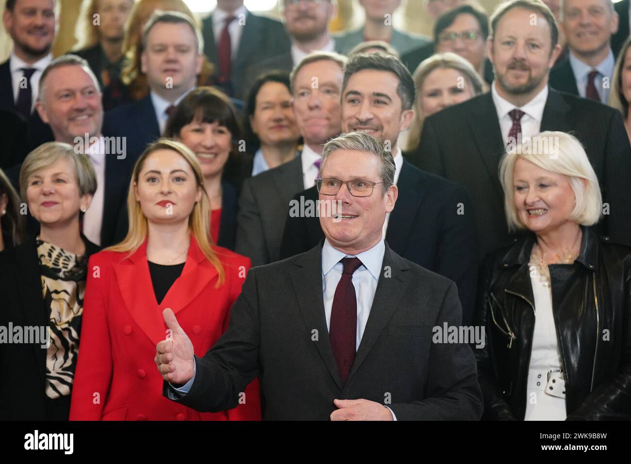 Der Labour-Chef Sir Keir Starmer begrüßt Gen Kitchen und Damien Egan ...