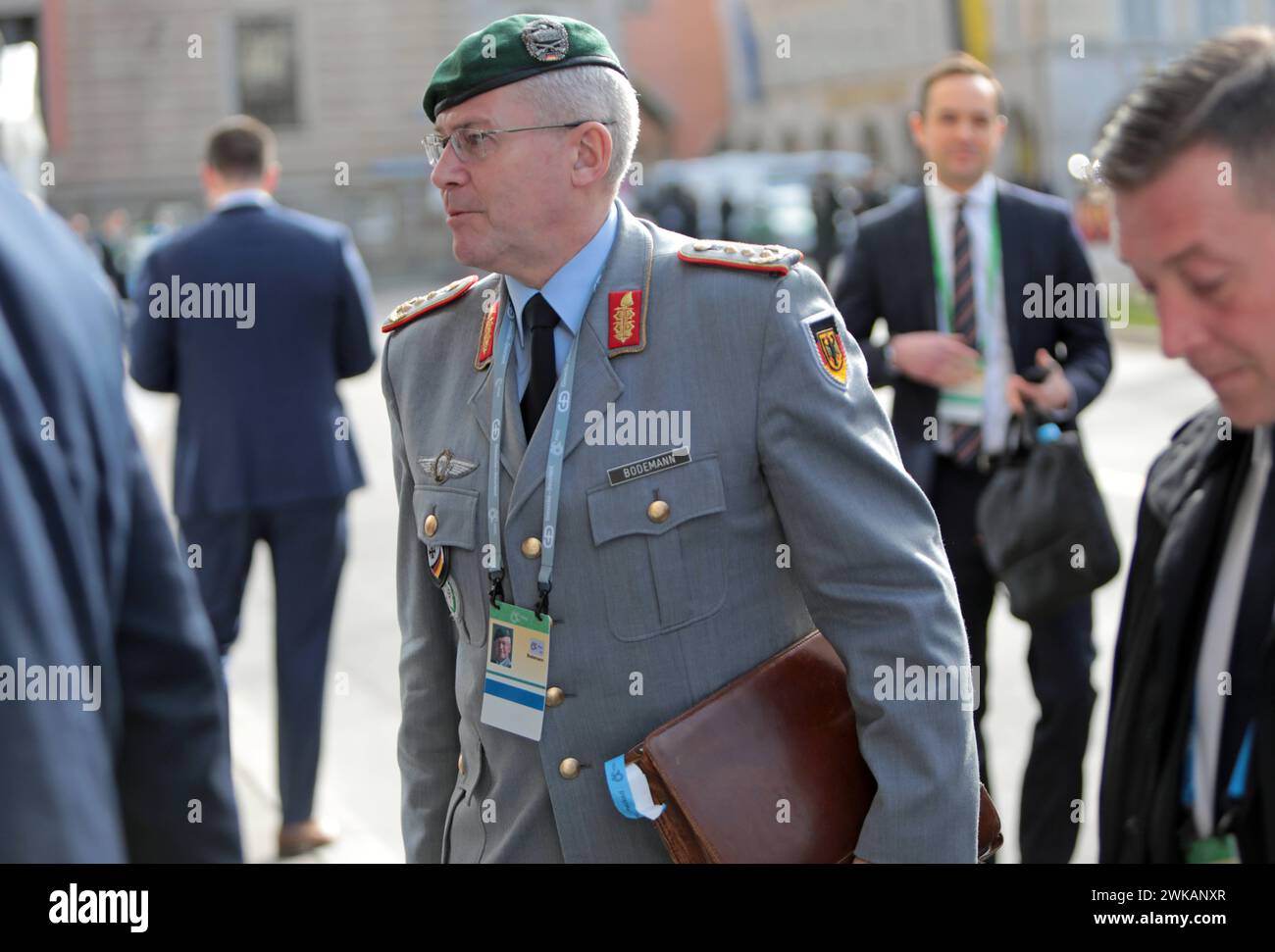 Generalleutnant Andre Bodemann vorne, mit Tasche ist Befehlshaber des ...