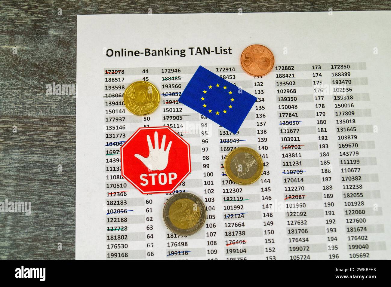 Flagge Europas, Euro-Münzen und Stoppschild mit TAN-Liste für Online ...