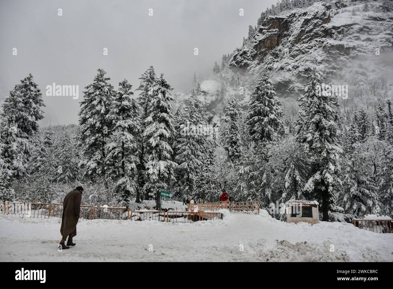 Gaganfir, Indien. Februar 2024. Die Bewohner gehen nach starkem ...