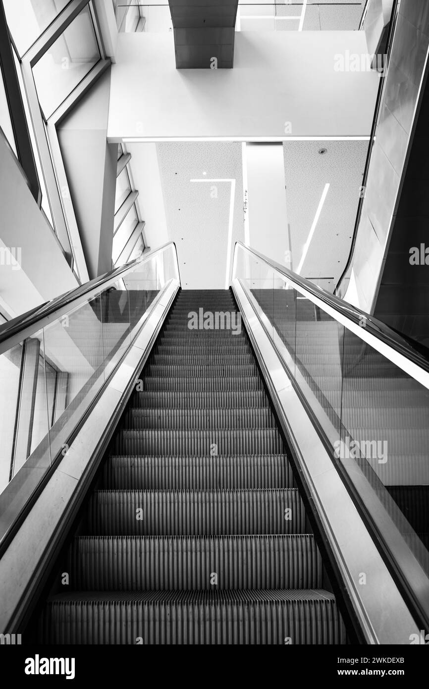 Rolltreppe in der u bahn Schwarzweiß-Stockfotos und -bilder - Alamy