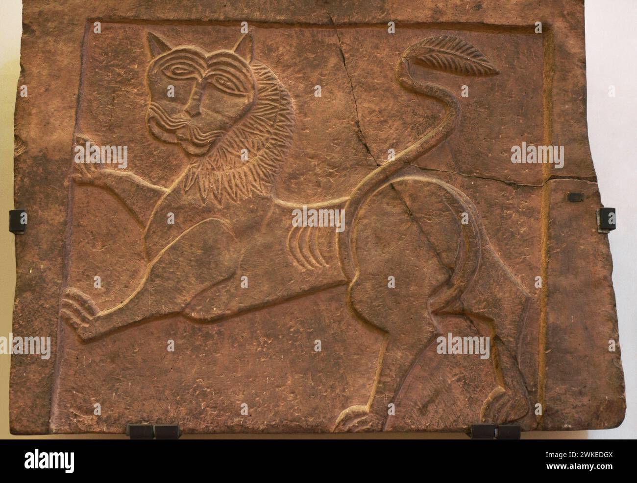 Relief mit Darstellung eines Löwen auf einer gegenüberliegenden Platte. Roter Schiefer. 11.-12 ...