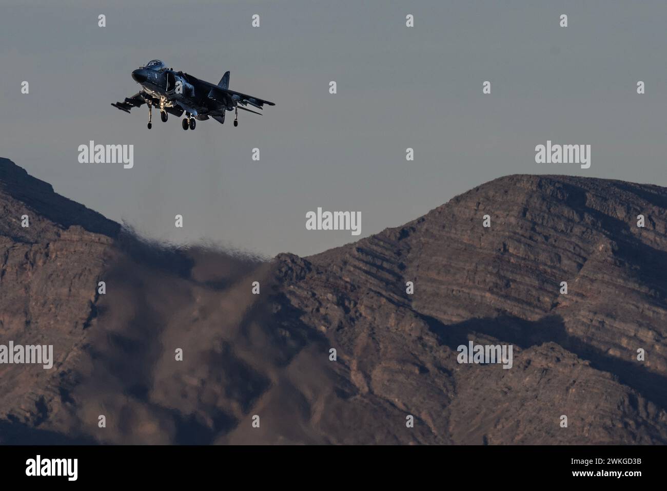Eine AV-8B Harrier, die der Marine Attack Squadron 223 auf der Marine ...