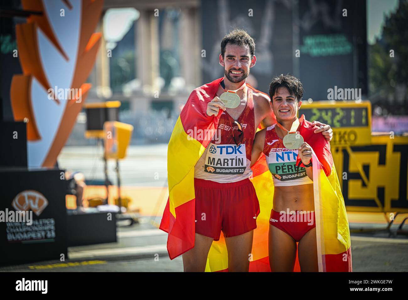 Álvaro Martín und Maria Perez feierten seine Medaille mit der Flagge ...
