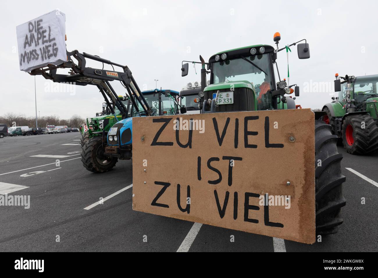 Zu viel ist zu viel, Zeichen auf einem Traktor, Proteste der Landwirte ...