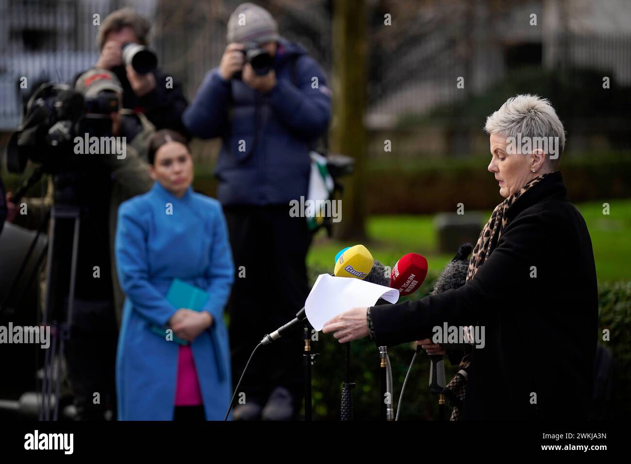 Detective Inspector Hazel Miller sprach mit den Medien vor dem Belfast ...