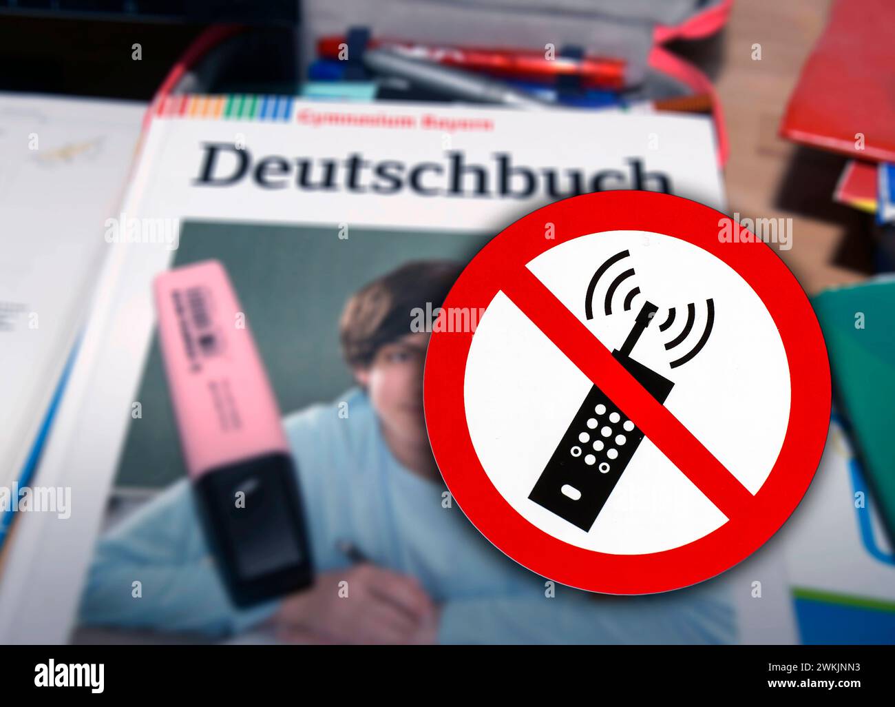 21.02.2024, Thema Handyverbot in Schulen. Bildmontage Smartphone-Raus ...