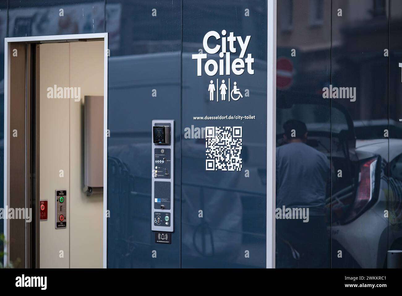 Düsseldorf 21.02.2024 City Toilette Pissoir öffentliche Toilette Klo ...