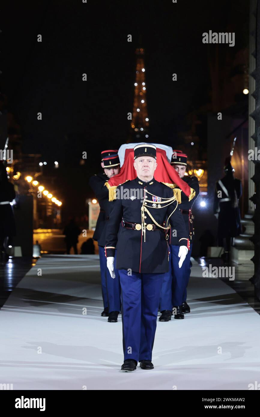 Soldiers carry the coffin of Missak Manouchian into the Pantheon ...