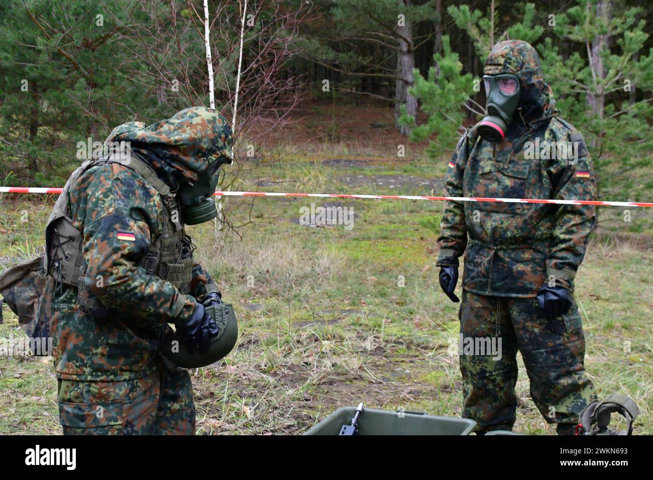 Soldaten der ABC Abwehrtruppe mit Schutzanzügen die Soldaten der ABC ...
