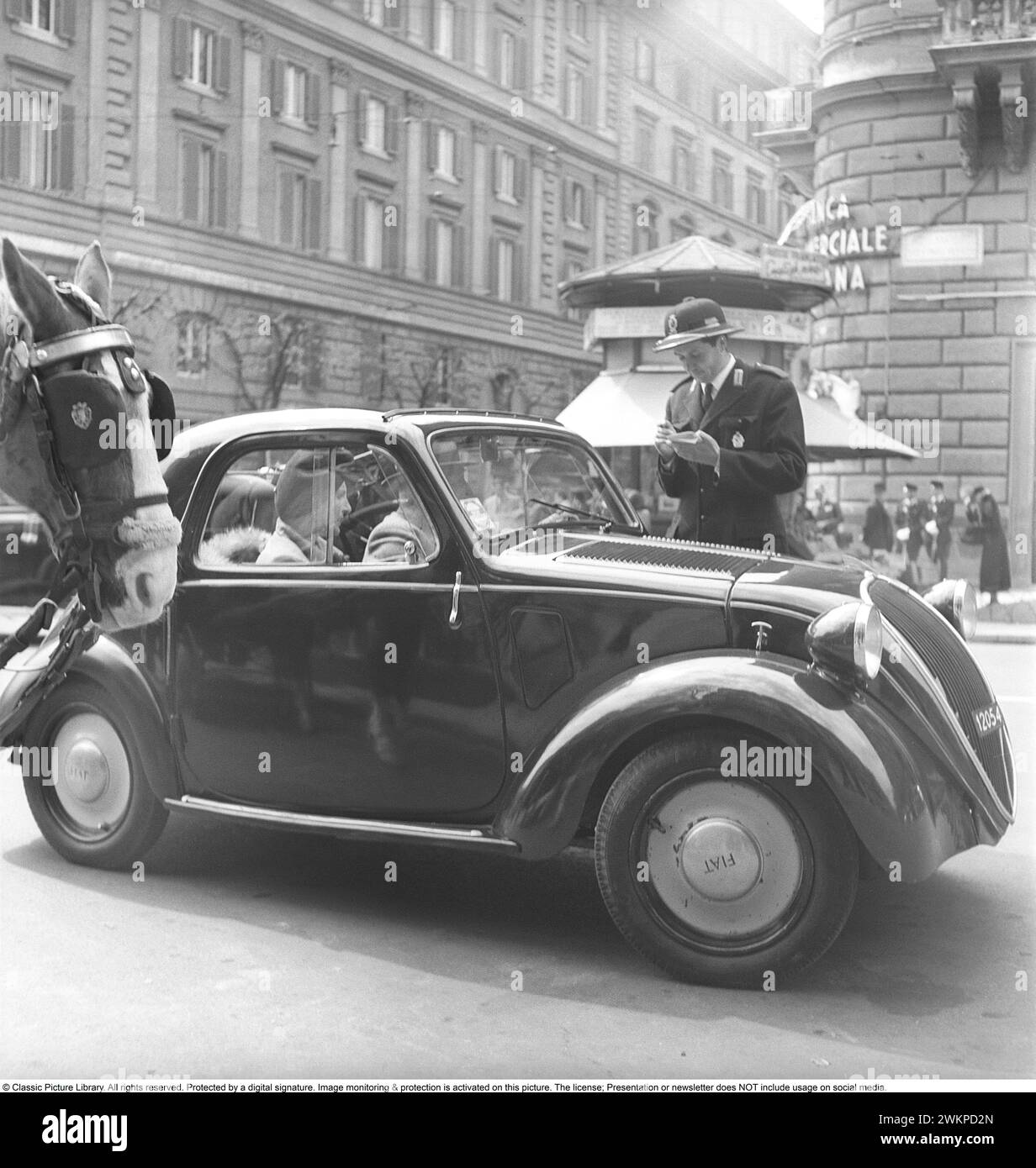 In Italien in den 1950er Jahren Ein Polizist auf der Straße und ...