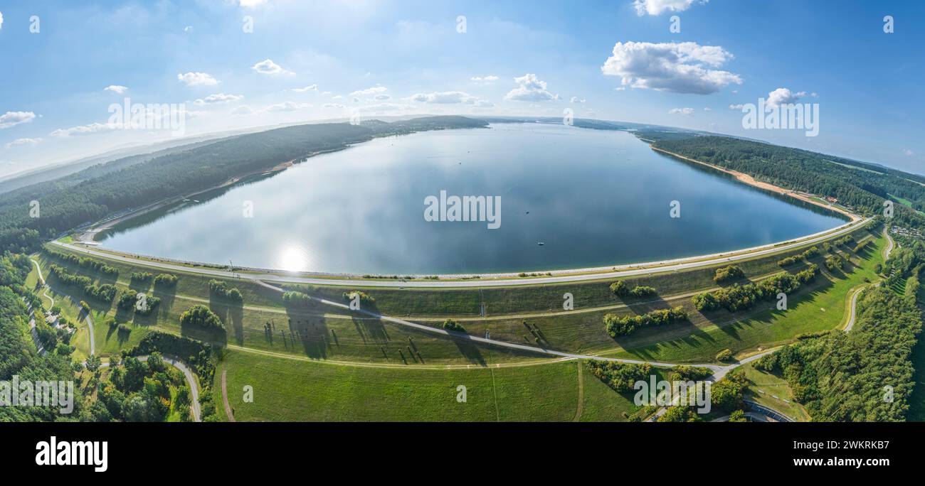 Aus der Vogelperspektive auf den Großen Brombacher See rund um den Damm ...