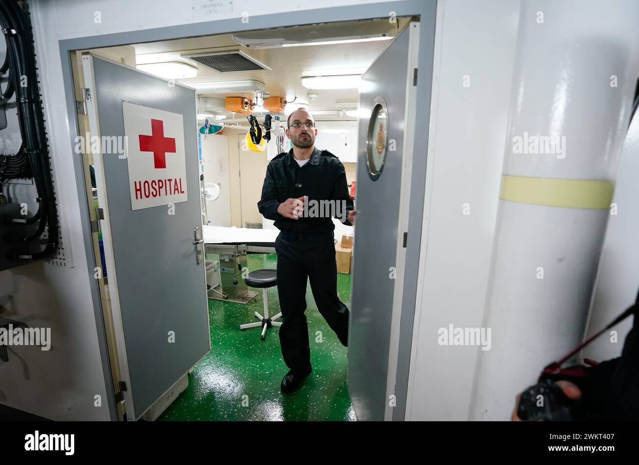 Leutnant Commander Pablo Ramirez zeigt Medienvertretern das Krankenhaus ...