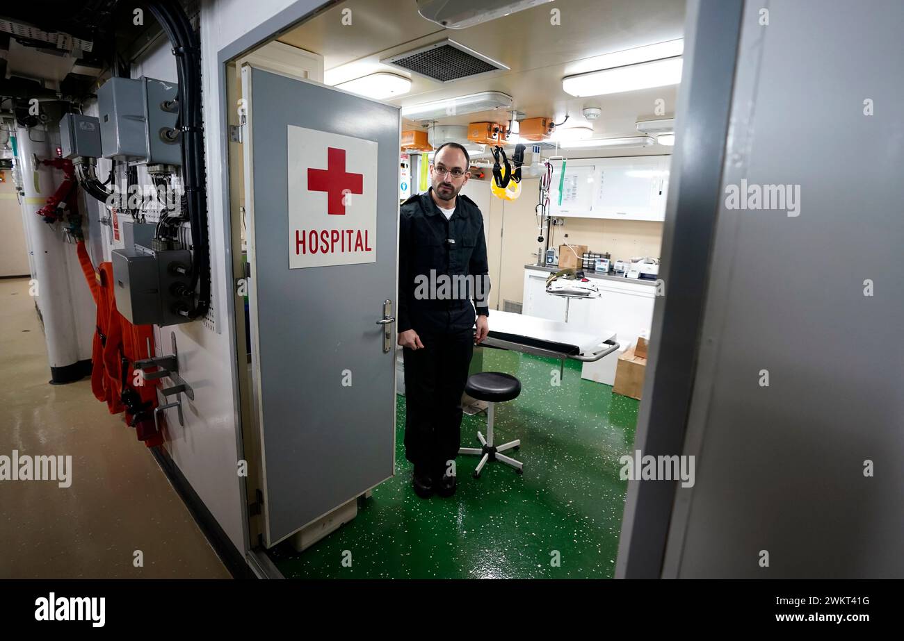 Leutnant Commander Pablo Ramirez zeigt Medienvertretern das Krankenhaus ...