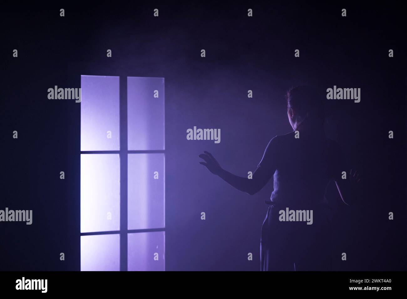 Schauspielerin Vidina Popov spielt bei einer Fotoprobe zum Stück fremd ...