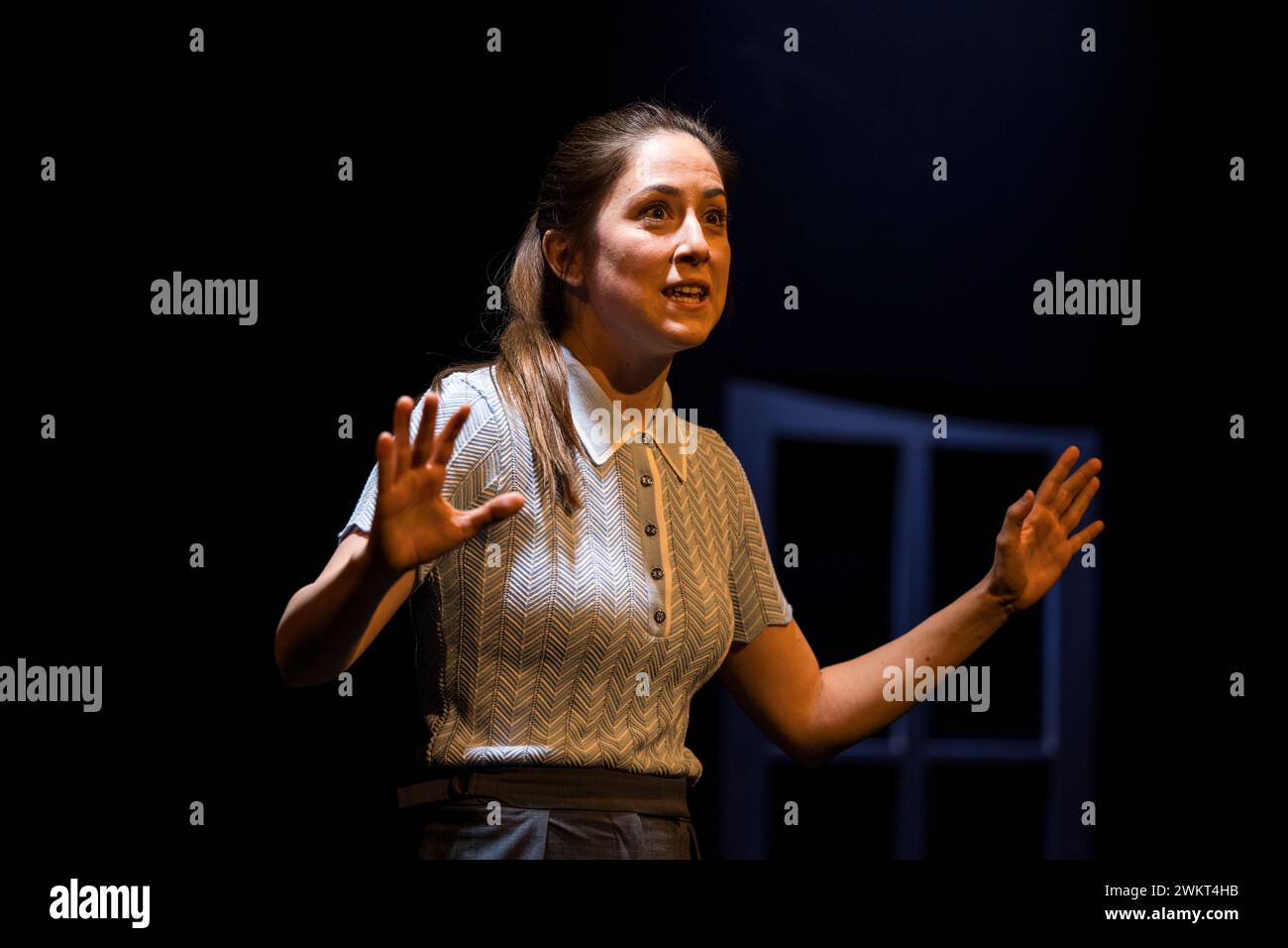 Schauspielerin Vidina Popov spielt bei einer Fotoprobe zum Stück fremd ...