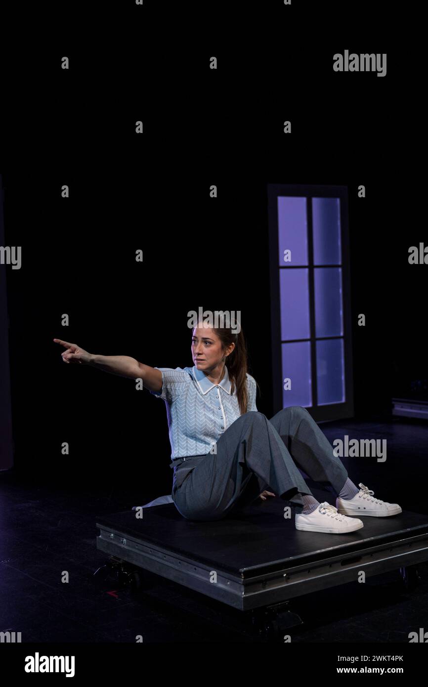 Schauspielerin Vidina Popov spielt bei einer Fotoprobe zum Stück fremd ...