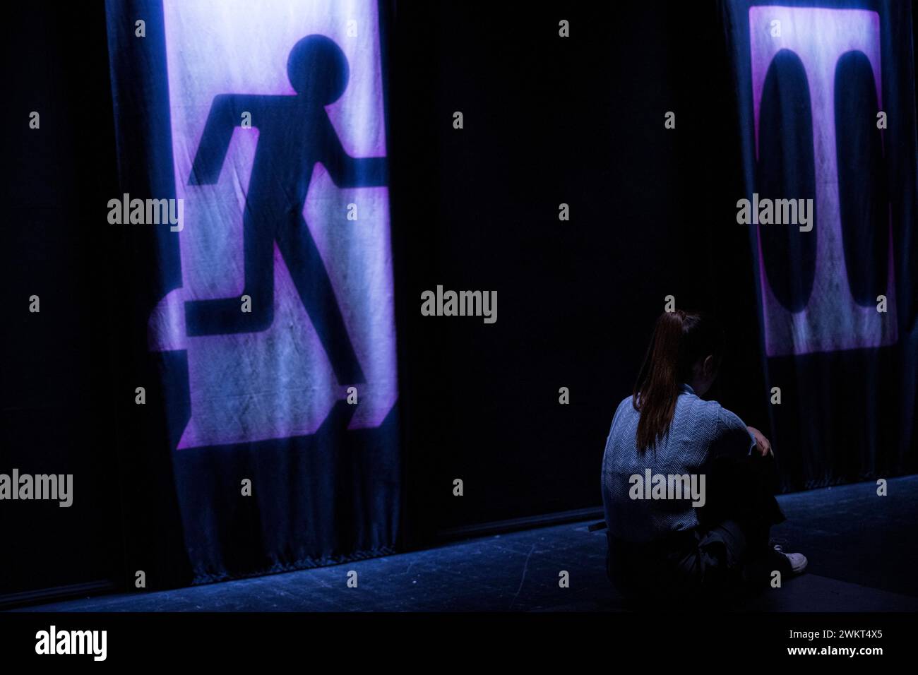 Schauspielerin Vidina Popov spielt bei einer Fotoprobe zum Stück fremd ...