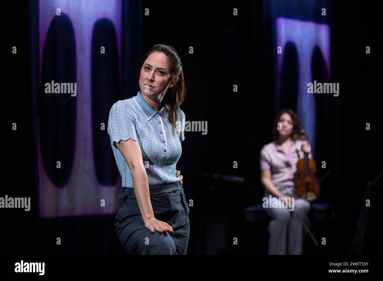 Schauspielerin Vidina Popov spielt bei einer Fotoprobe zum Stück fremd ...