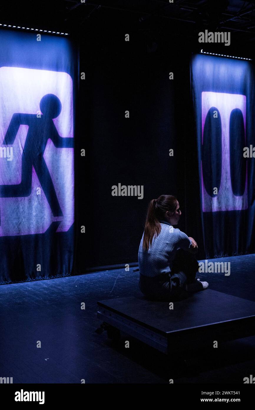 Schauspielerin Vidina Popov spielt bei einer Fotoprobe zum Stück fremd ...