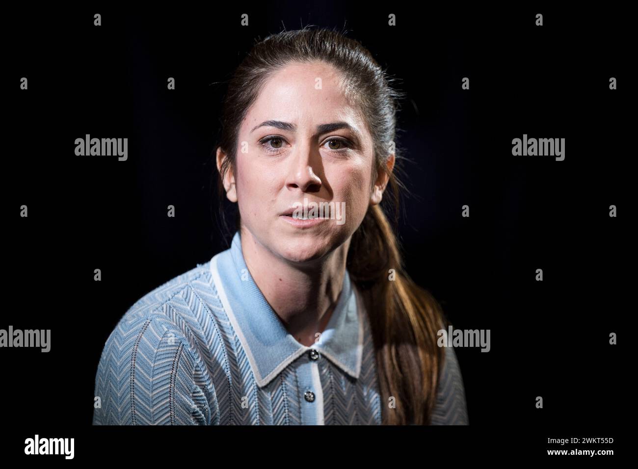 Schauspielerin Vidina Popov spielt bei einer Fotoprobe zum Stück fremd ...