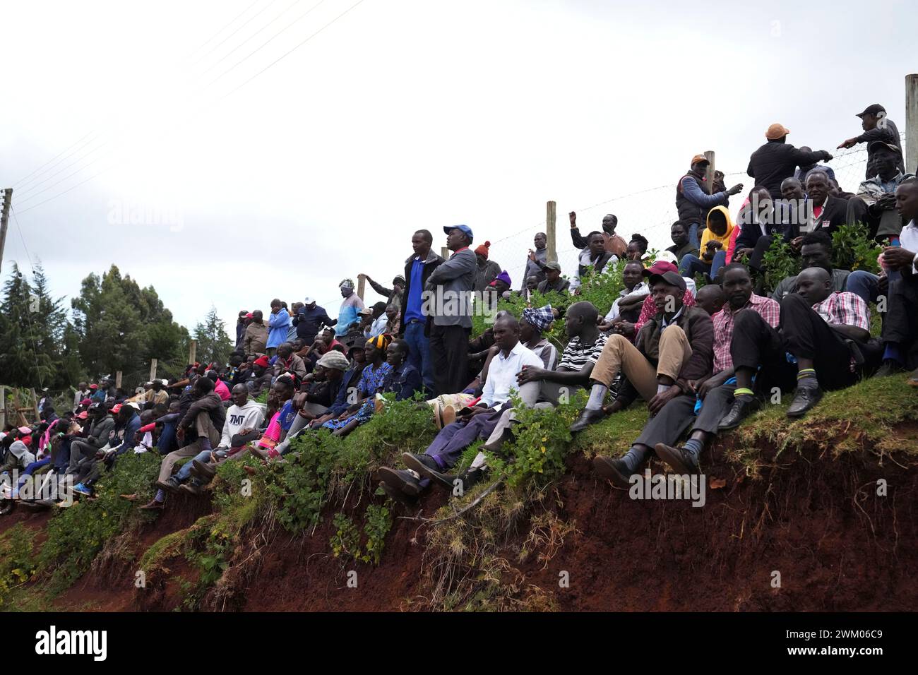Members of the public gather for a funeral service of marathon record ...