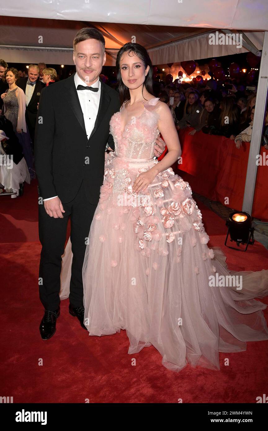 Tom Wlaschiha und Stephanie Stumph beim 16. SemperOpernball 2024 in der ...