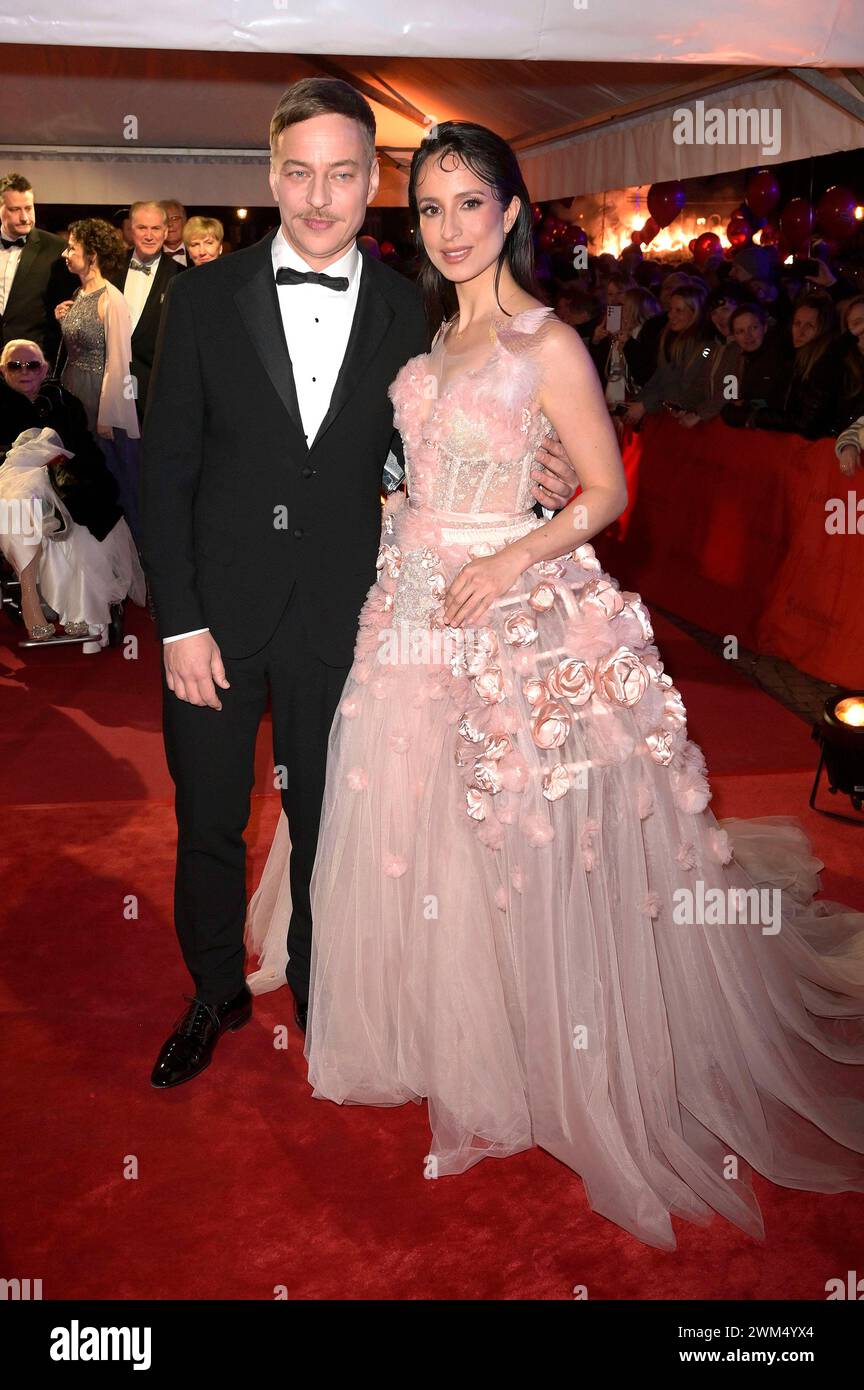 Tom Wlaschiha und Stephanie Stumph beim 16. SemperOpernball 2024 in der Semper Oper. Dresden, 23 ...