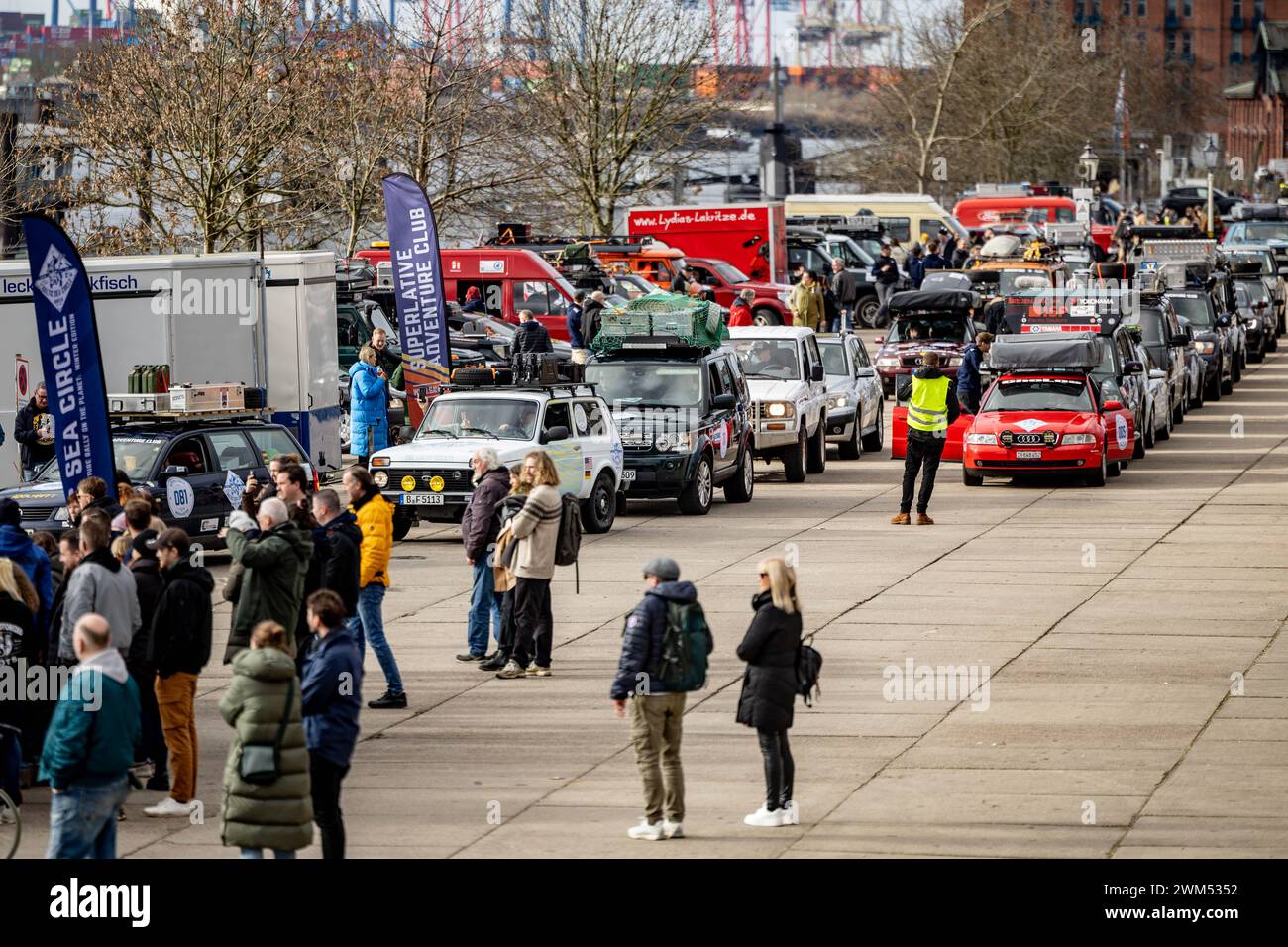 Hamburg, Deutschland. Februar 2024. Die Fahrzeuge der Rallye „Baltic Sea Circle“ starten auf dem ...