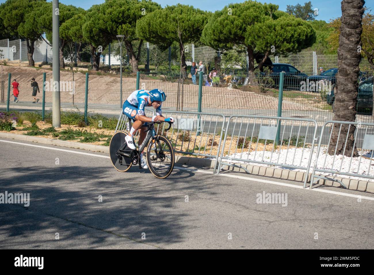 Rennradfahrer Zeitfahren die Tour of the Algarve 2024 (Volta ao Algarve ...