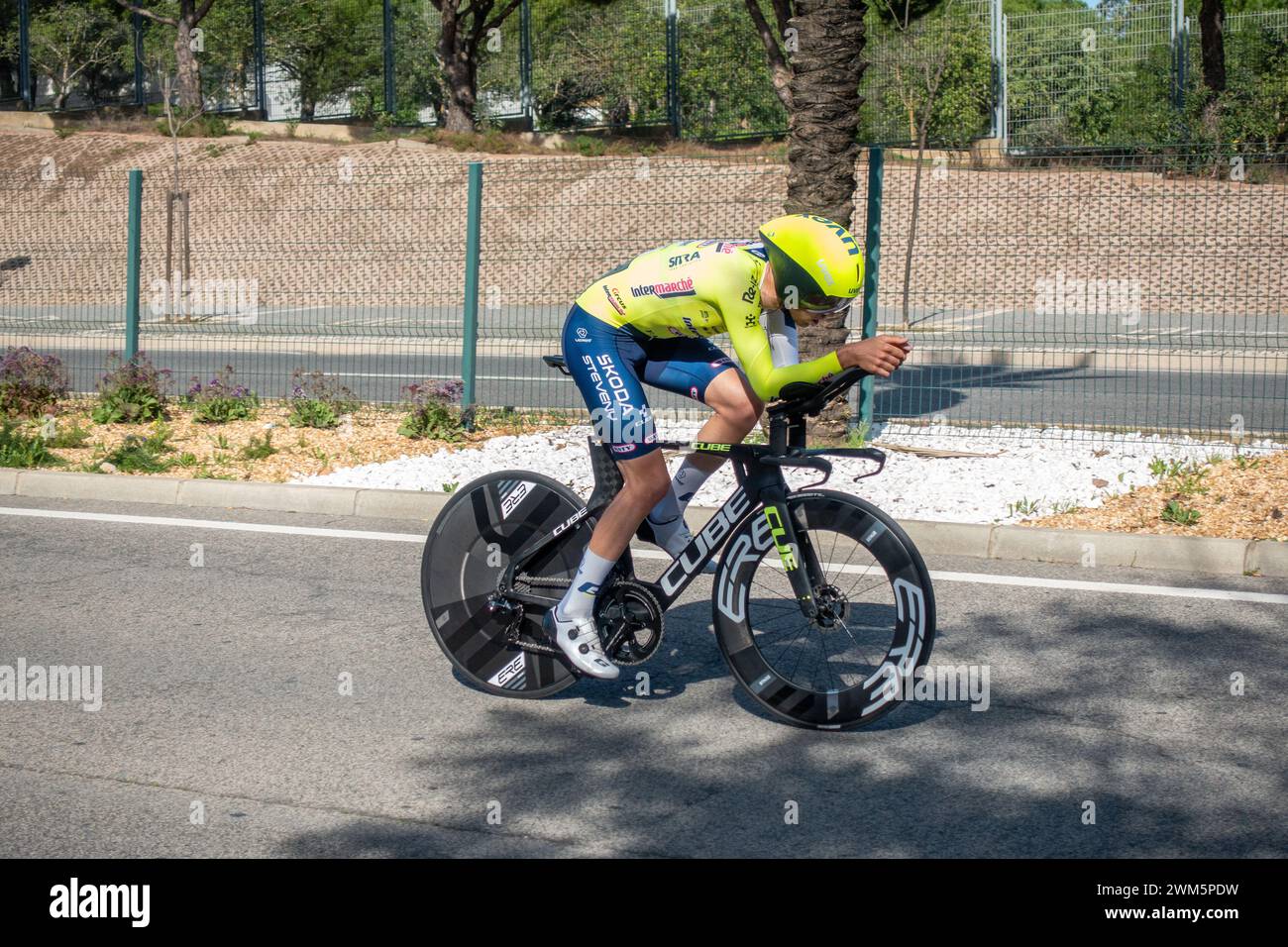 Rennradfahrer Zeitfahren die Tour of the Algarve 2024 (Volta ao Algarve ...