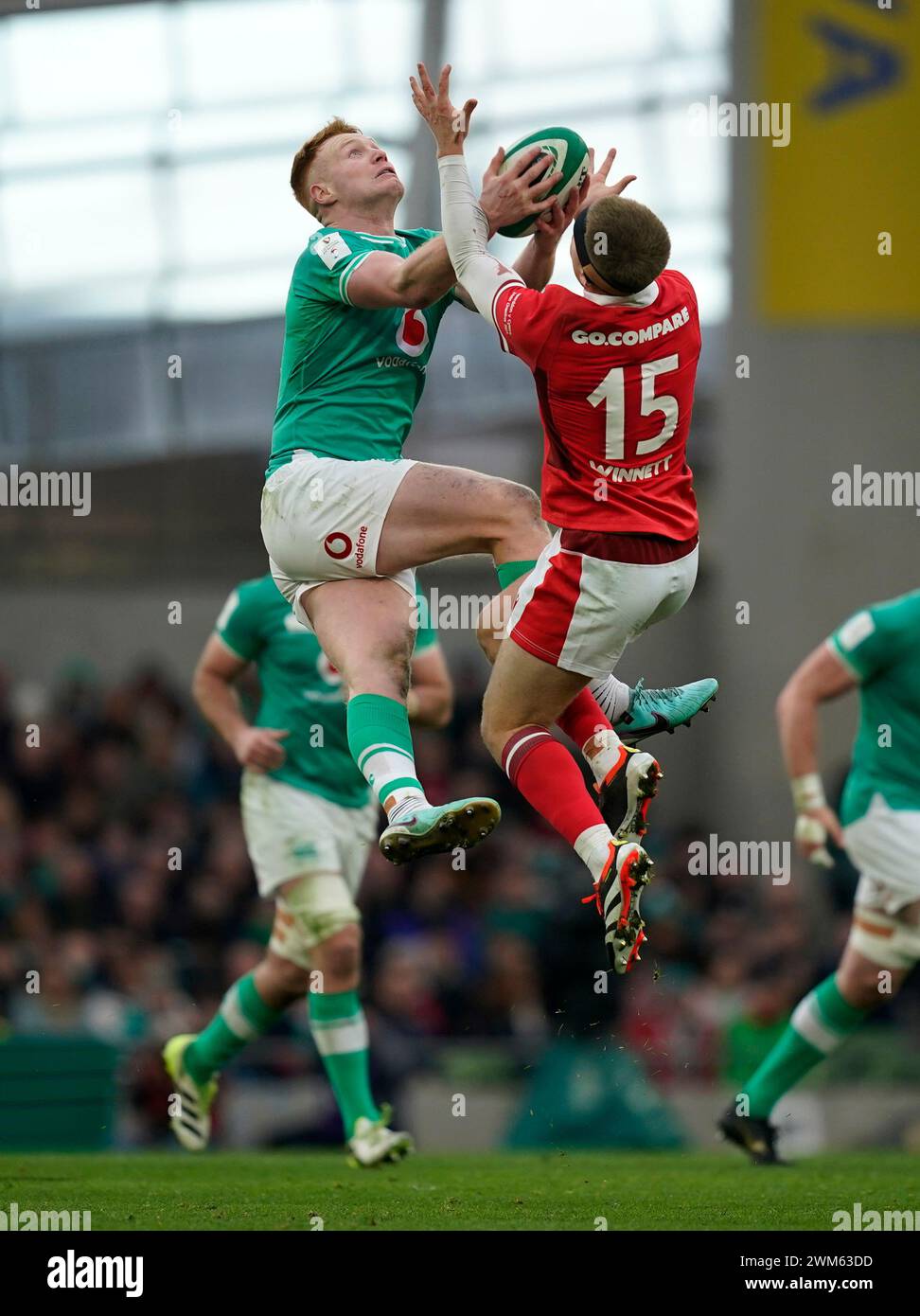 Der irische Ciaran Frawley (links) und der walisische Cameron Winnett ...