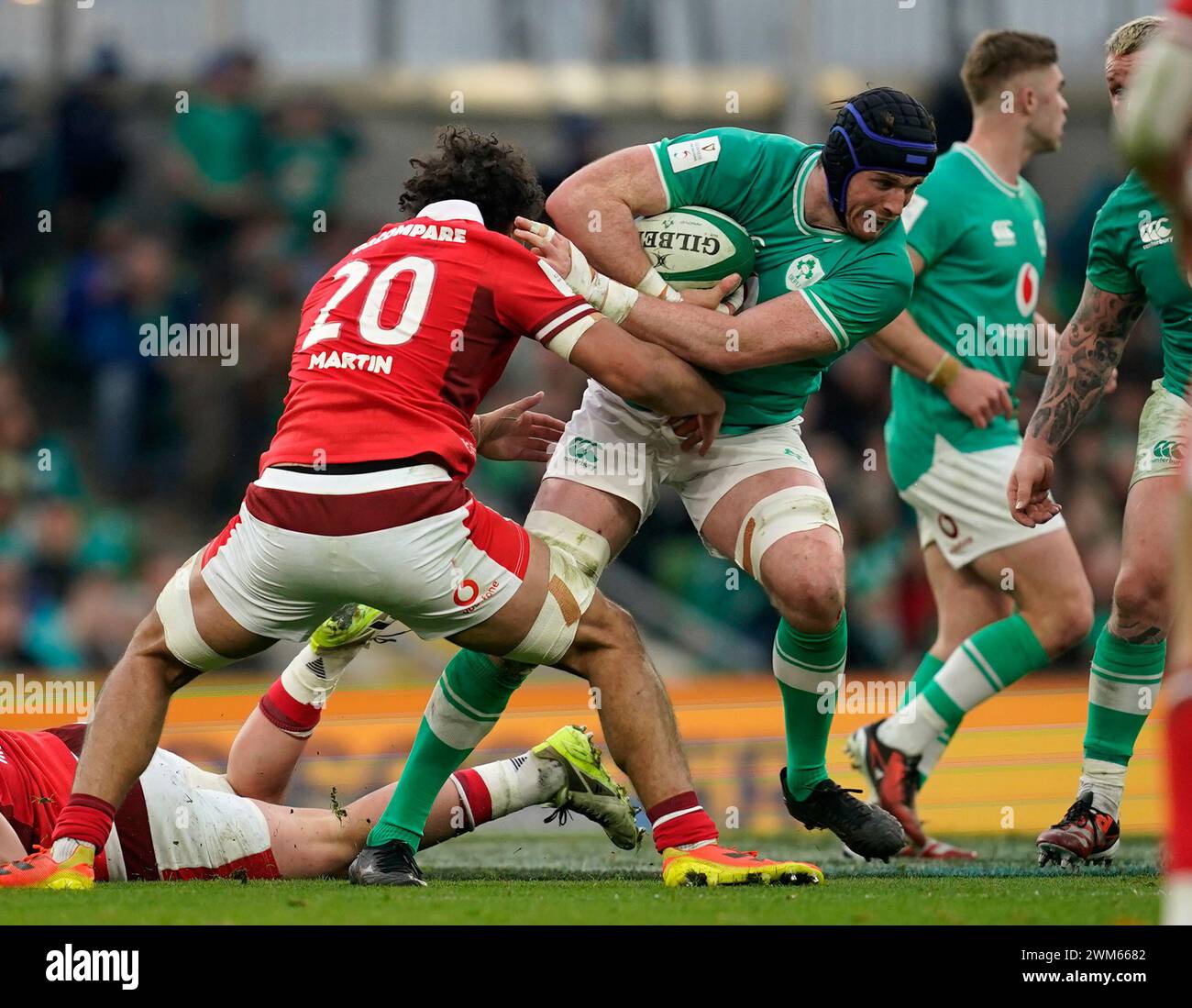 Der walisische Mackenzie Martin und der irische Ryan Baird im Spiel der ...