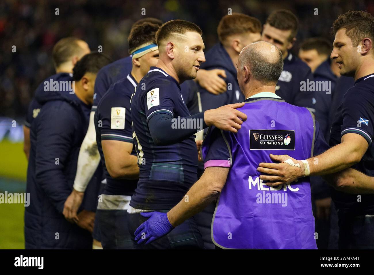 Schottlands Finn Russell (links) feiert mit Schottlands Chief Medical ...