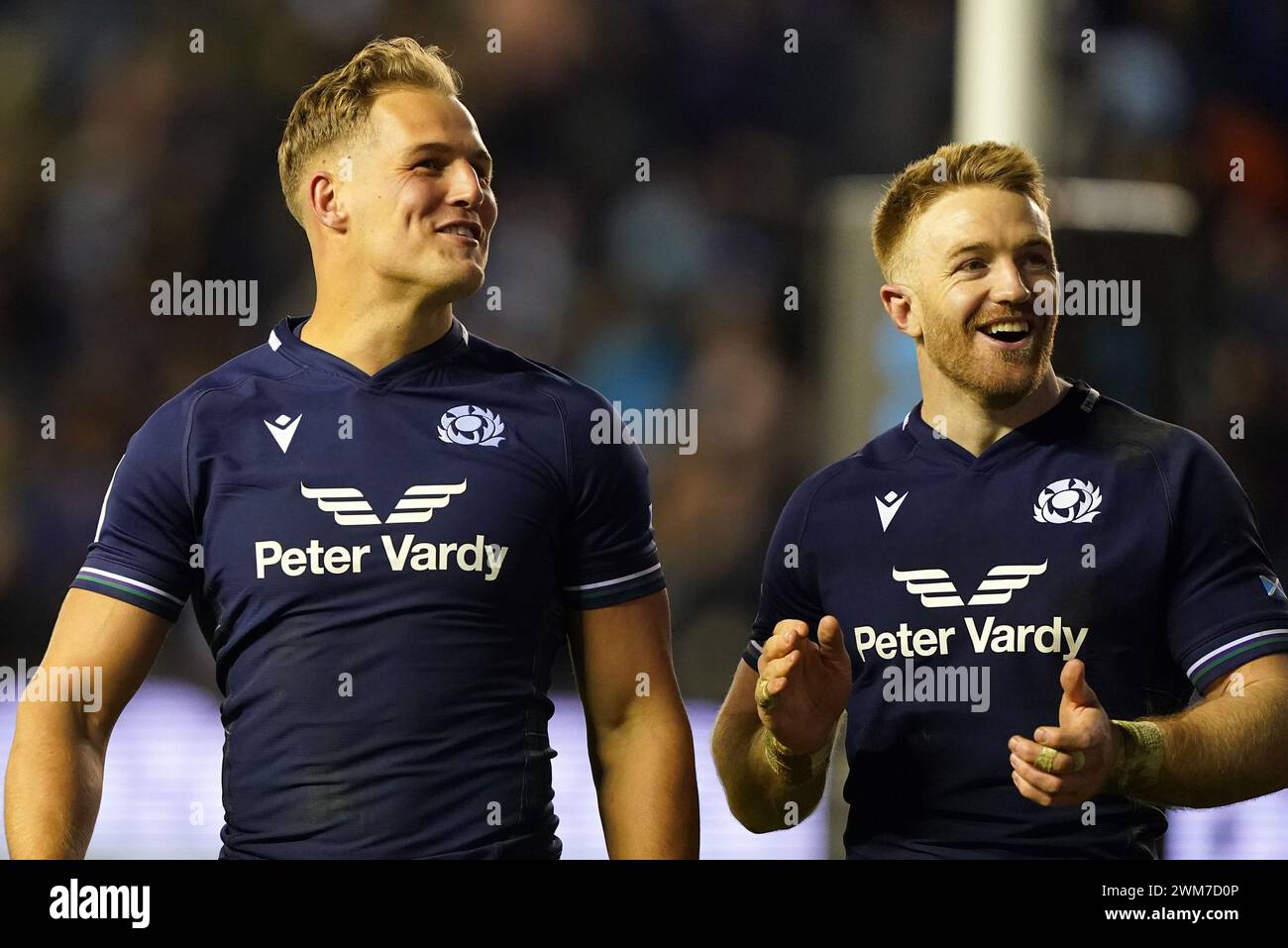 Der schottische Duhan van der Merwe (links) und Kyle Steyn applaudieren ...