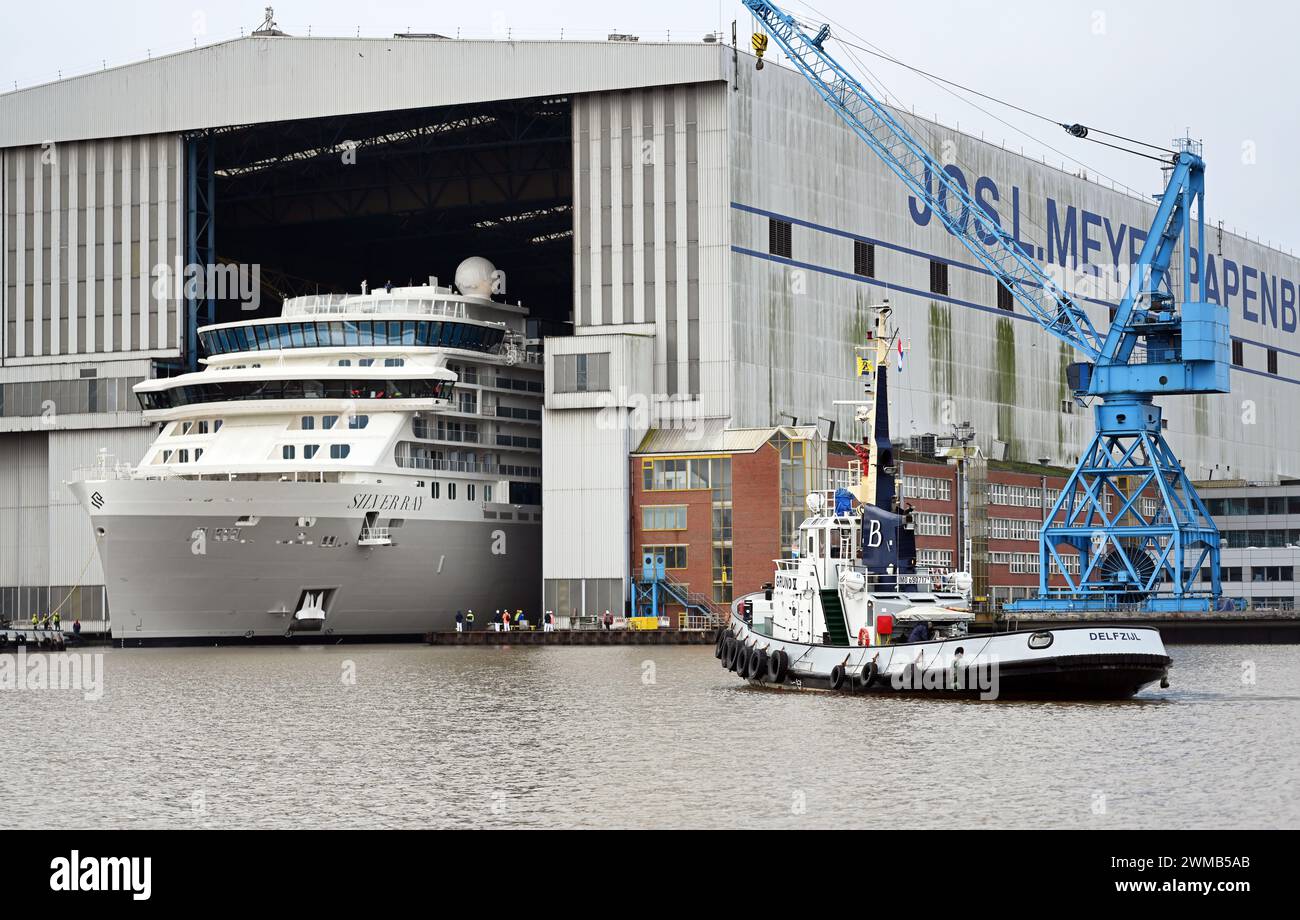 Papenburg, Deutschland. Februar 2024. Das luxuriöse Kreuzfahrtschiff „Silver Ray“ verlässt das ...