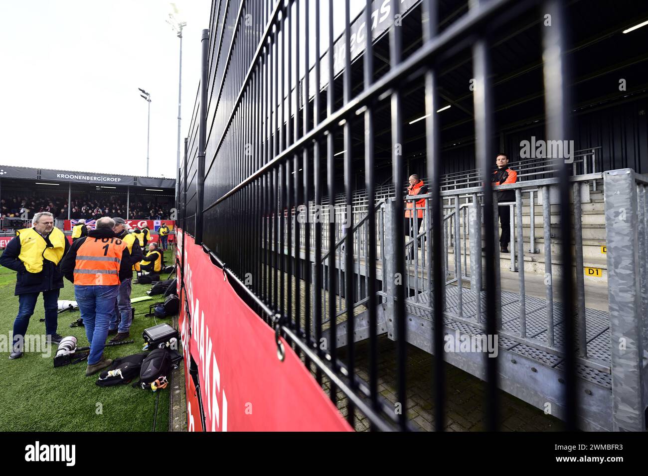 ALMERE - die leere Auswärtsstrecke vor dem niederländischen Eredivisie ...