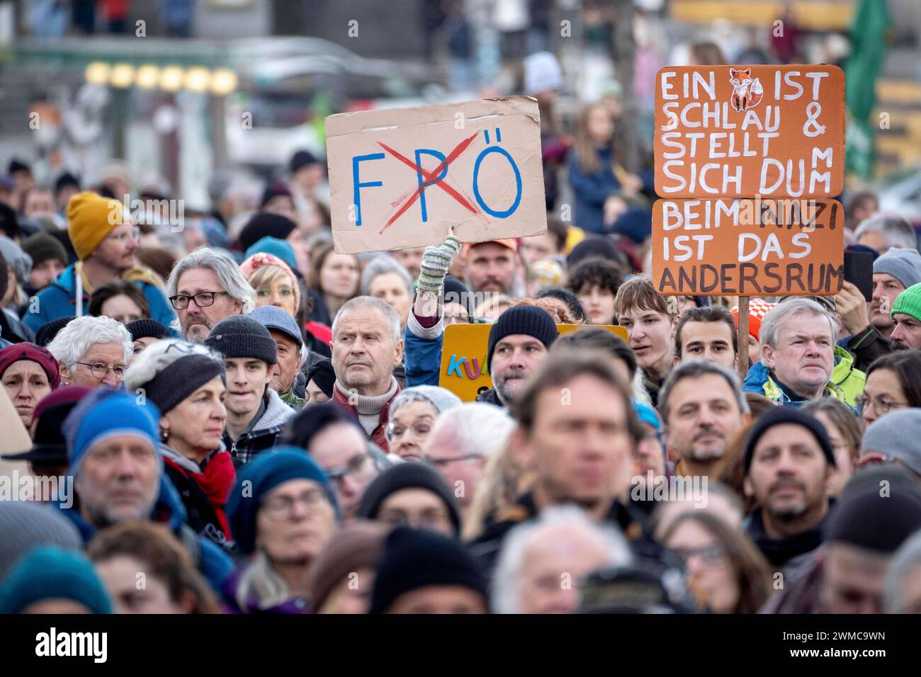 Linz, Österreich. 25. Februar 2024. Demonstration und Kundgebung Demokratie verteidigen gegen ...