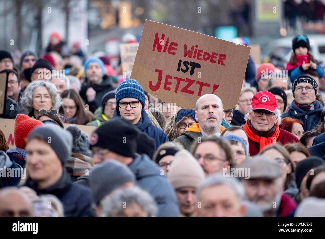 Linz, Österreich. 25. Februar 2024. Schild nie wieder ist jetzt bei Demonstration und Kundgebung ...