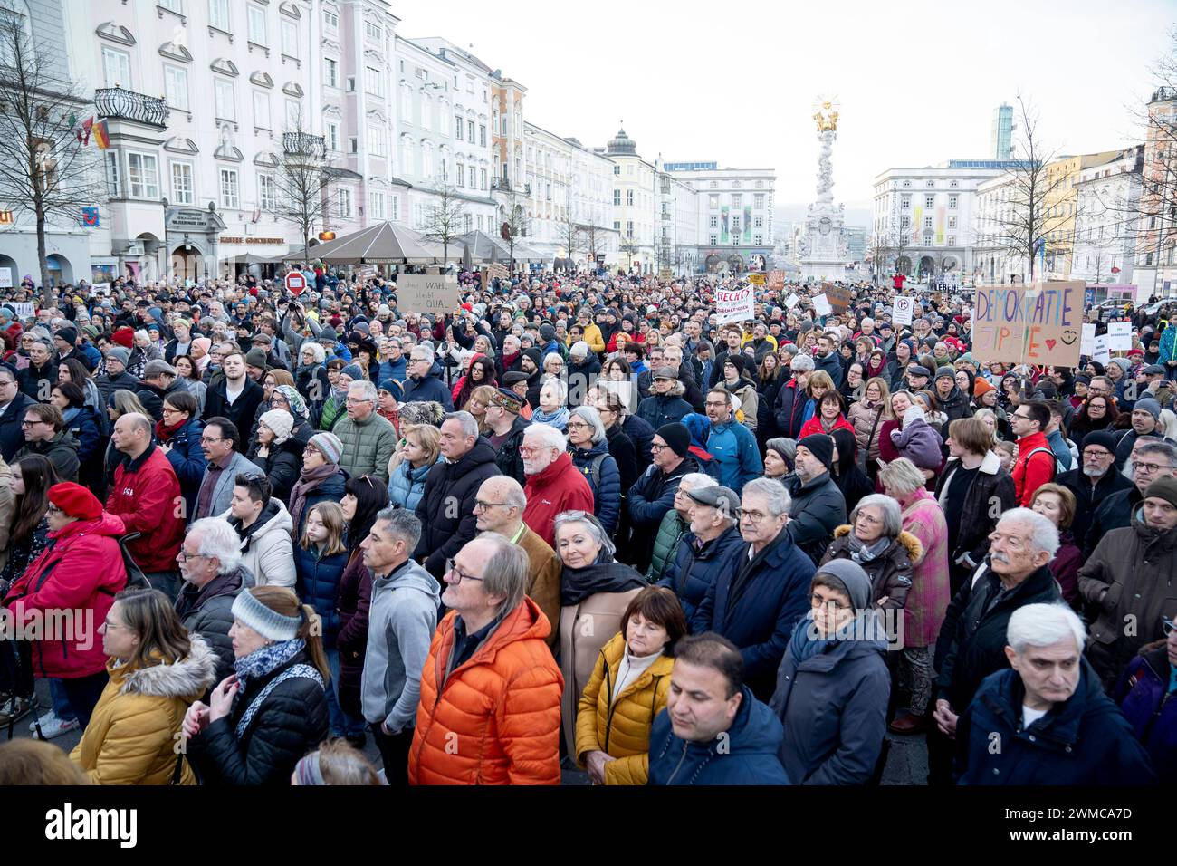 Linz, Österreich. 25. Februar 2024. Demonstration und Kundgebung Demokratie verteidigen gegen ...