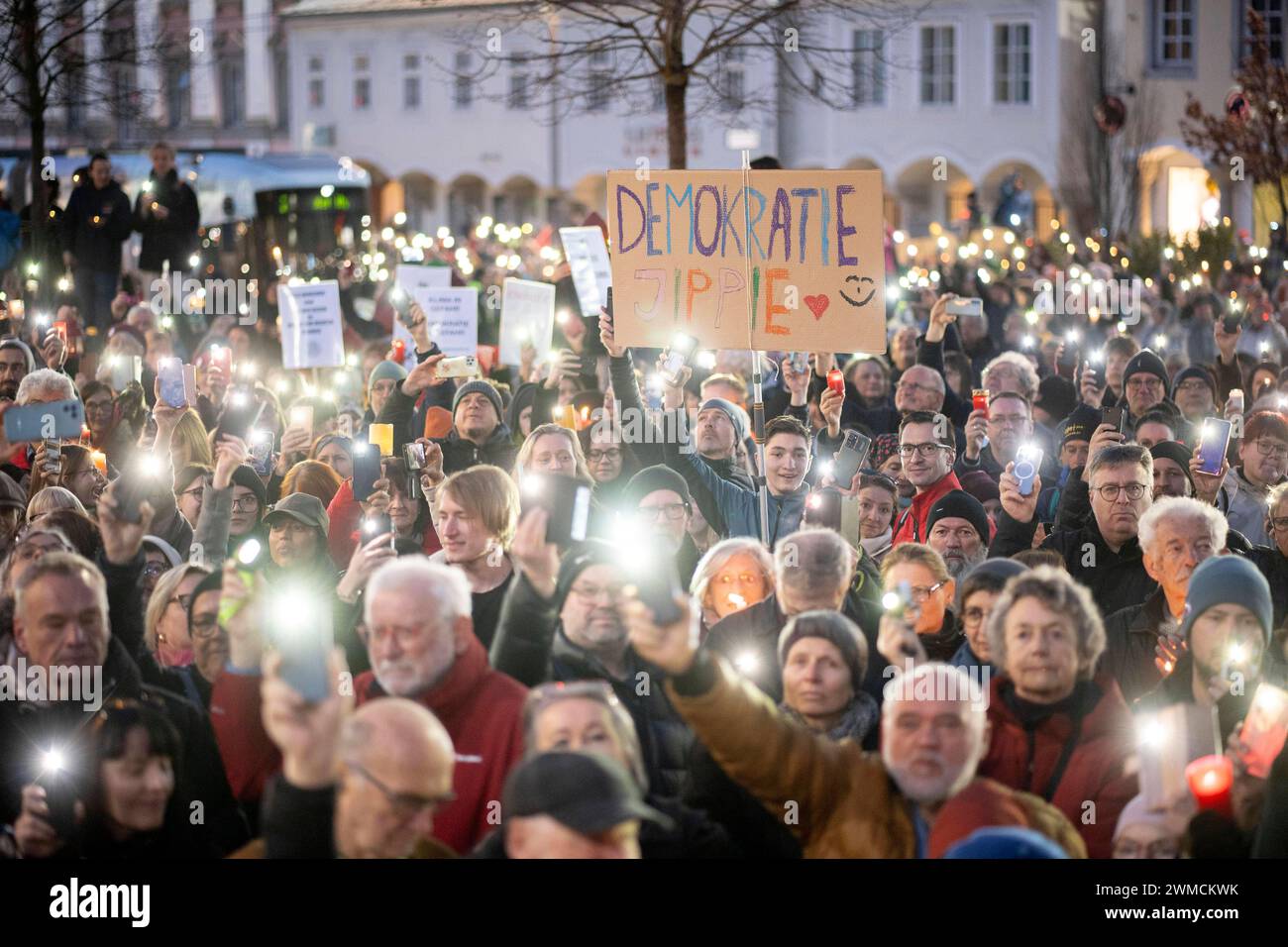 Linz, Österreich. 25. Februar 2024. Lichtermeer bei Demonstration und Kundgebung Demokratie ...