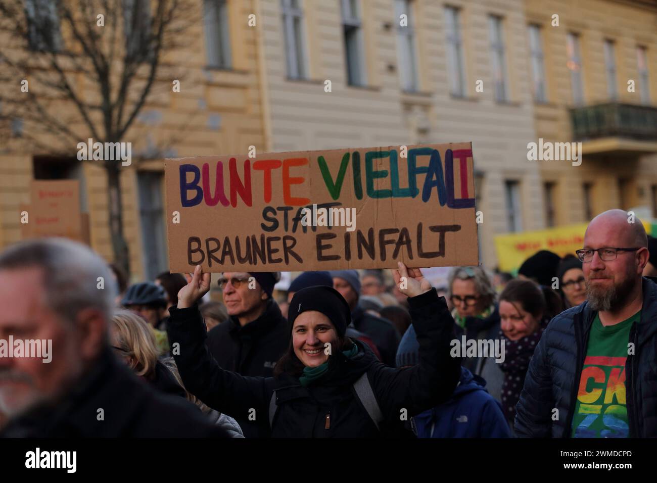 Eine Demonstrantin läuft mit Schild bunte Vielfalt statt Brauner Einfalt in der Charlottenstraße ...